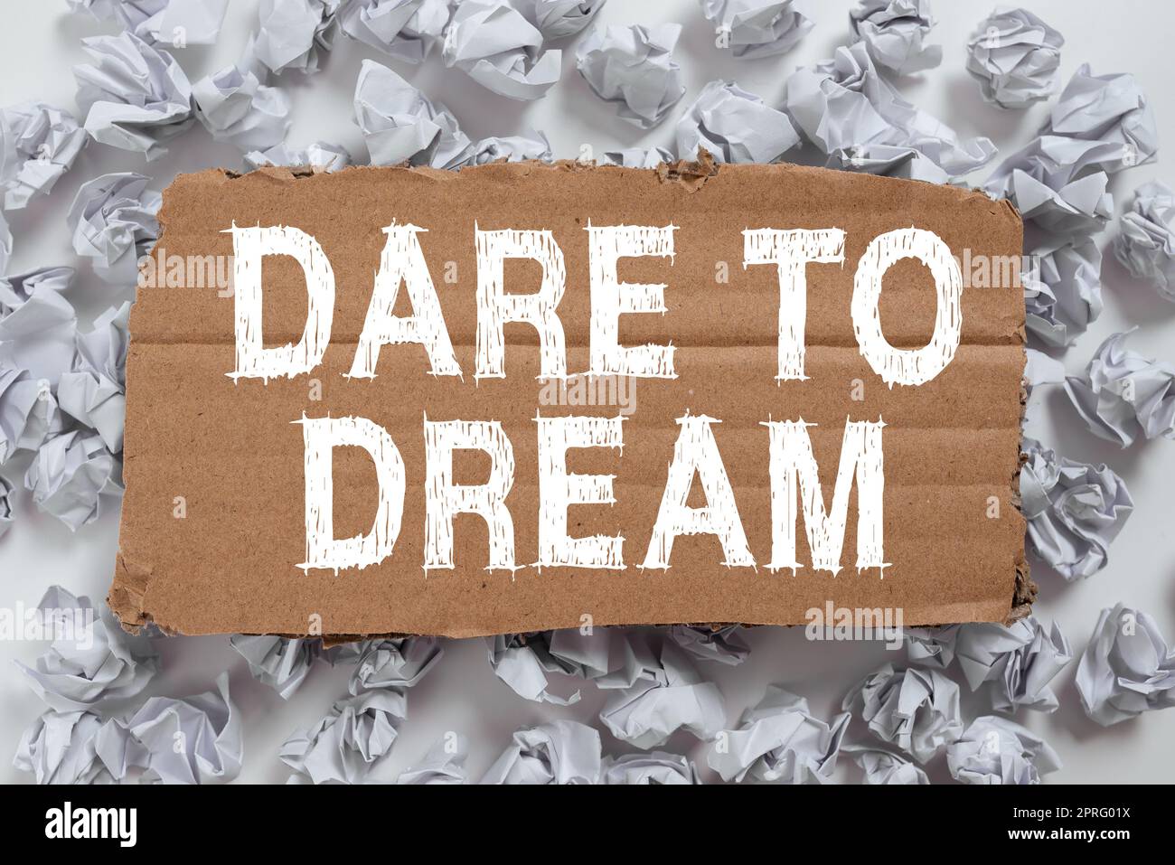 Ein handschriftliches Schild mit der Aufschrift „Dare to Dream ...