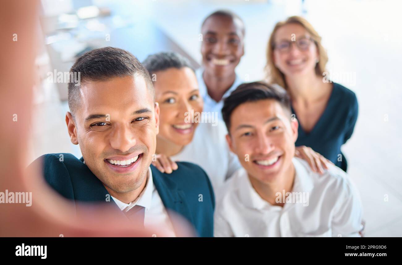 Selfie, Zusammenarbeit und Vielfalt in einem Unternehmen mit einer ...