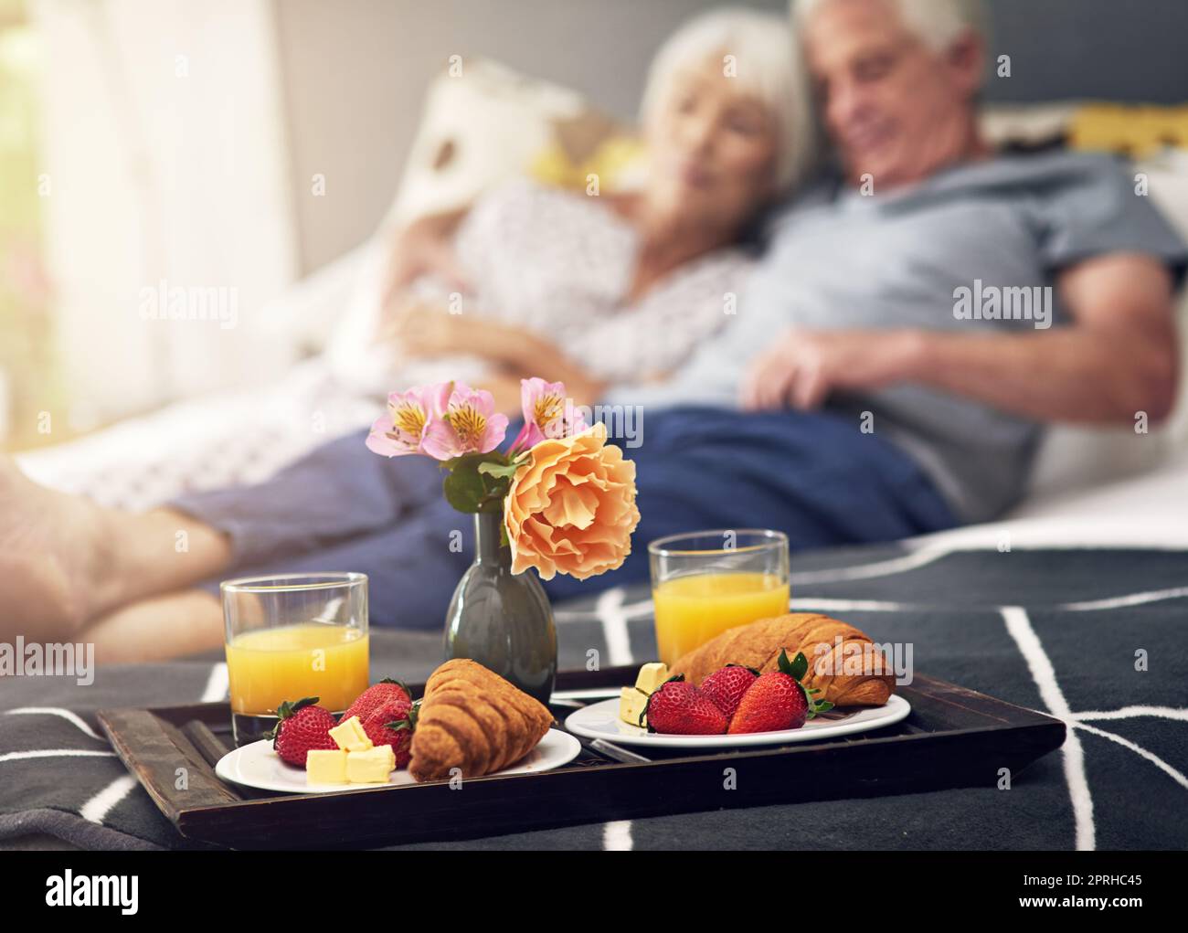 Essen auf tablett -Fotos und -Bildmaterial in hoher Auflösung – Alamy