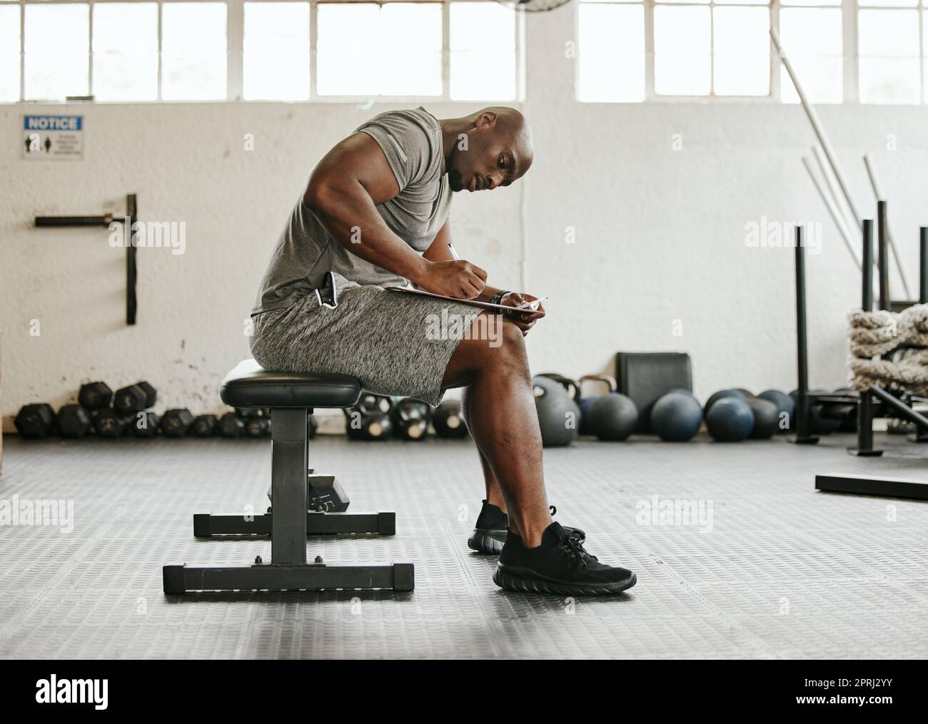 Fitness-Studio-Mitgliedschaft, Personal Trainer und schwarzer Mann schriftlich auf ...