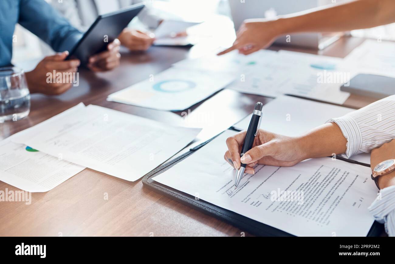 Die Hand der Geschäftsleute unterzeichnet den Vertrag bei der ...