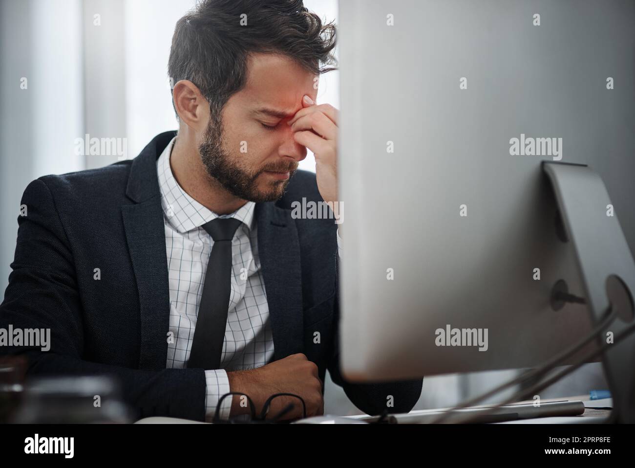 Wie konnte dieser Tag zu so großen Kopfschmerzen werden. Ein junger ...