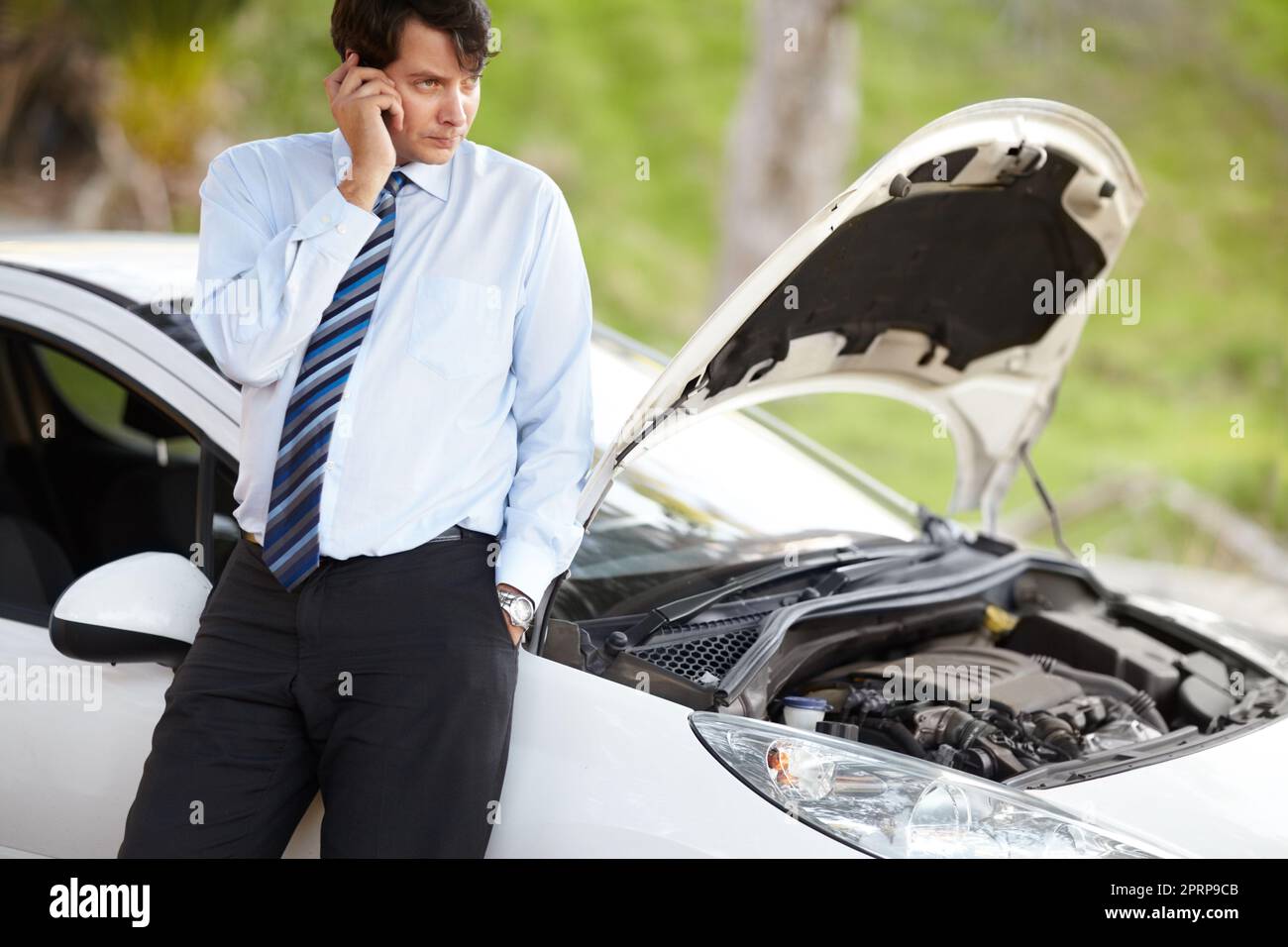 Ich weiß nicht, das Auto springt nicht an... Ein Mann, der die ... Ich weiß nicht, das Auto springt nicht an... Ein Mann, der die ...