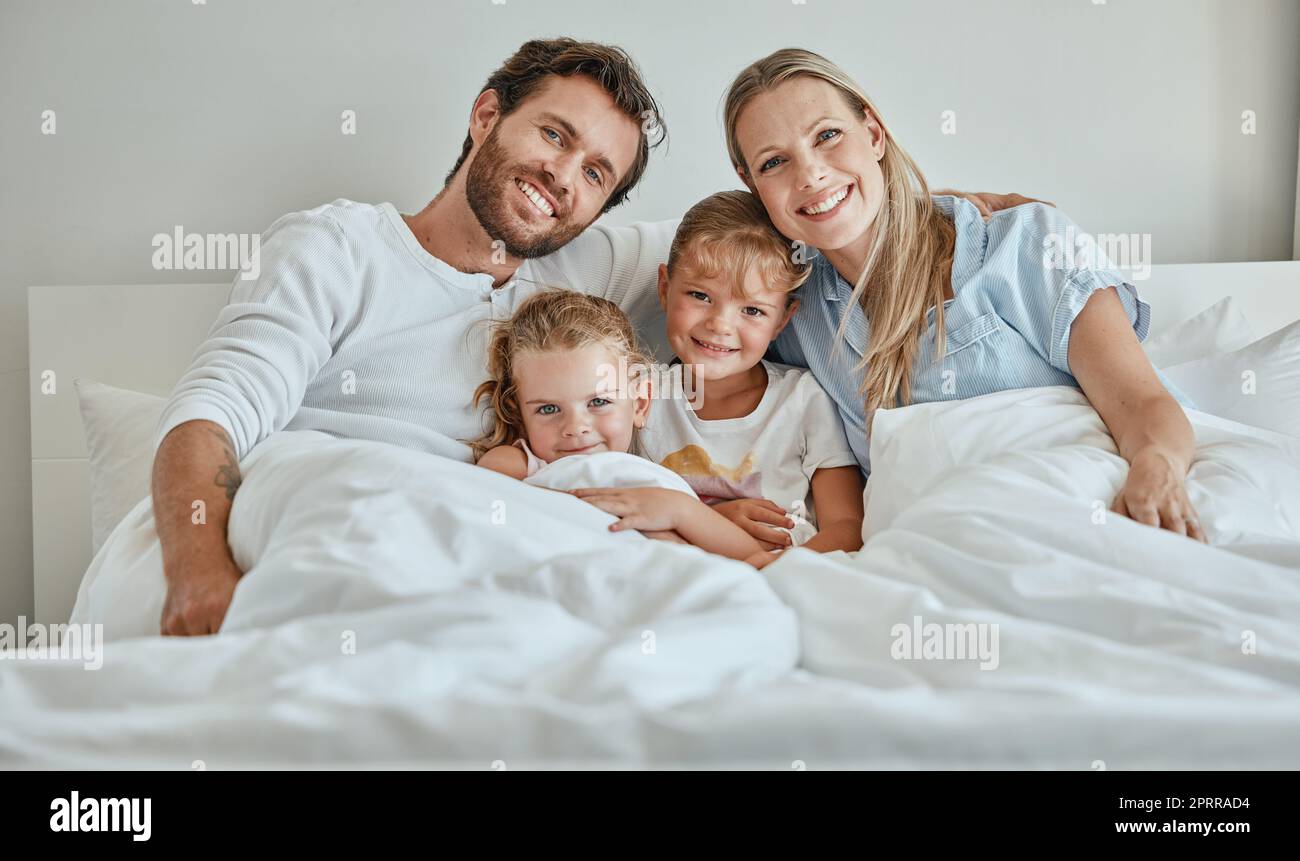Familie, Kinder und Bett mit einem Mädchen, Schwester und Eltern im ...