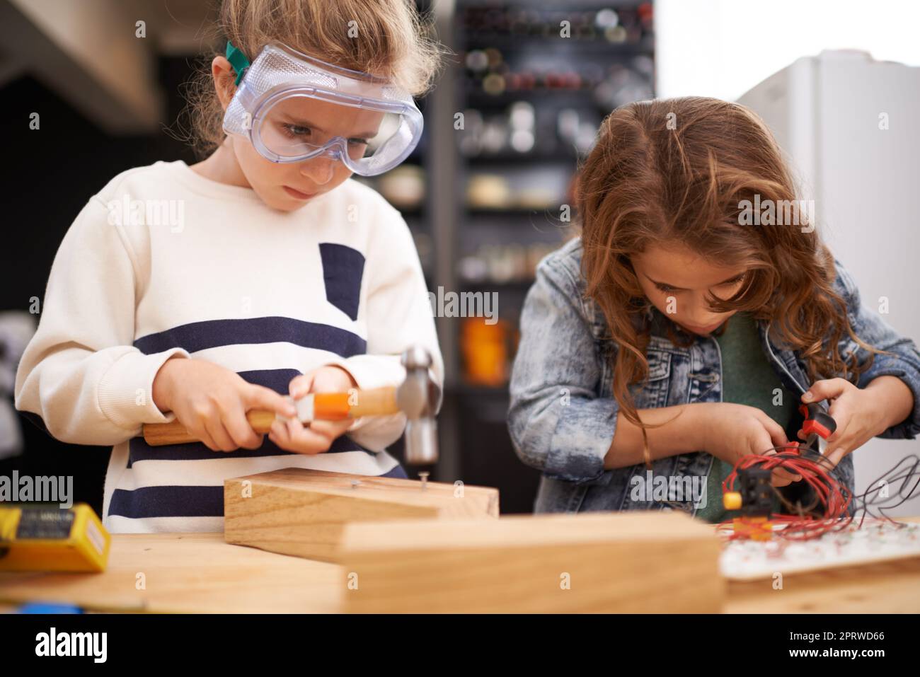Kleine mädchen spielen -Fotos und -Bildmaterial in hoher Auflösung – Alamy