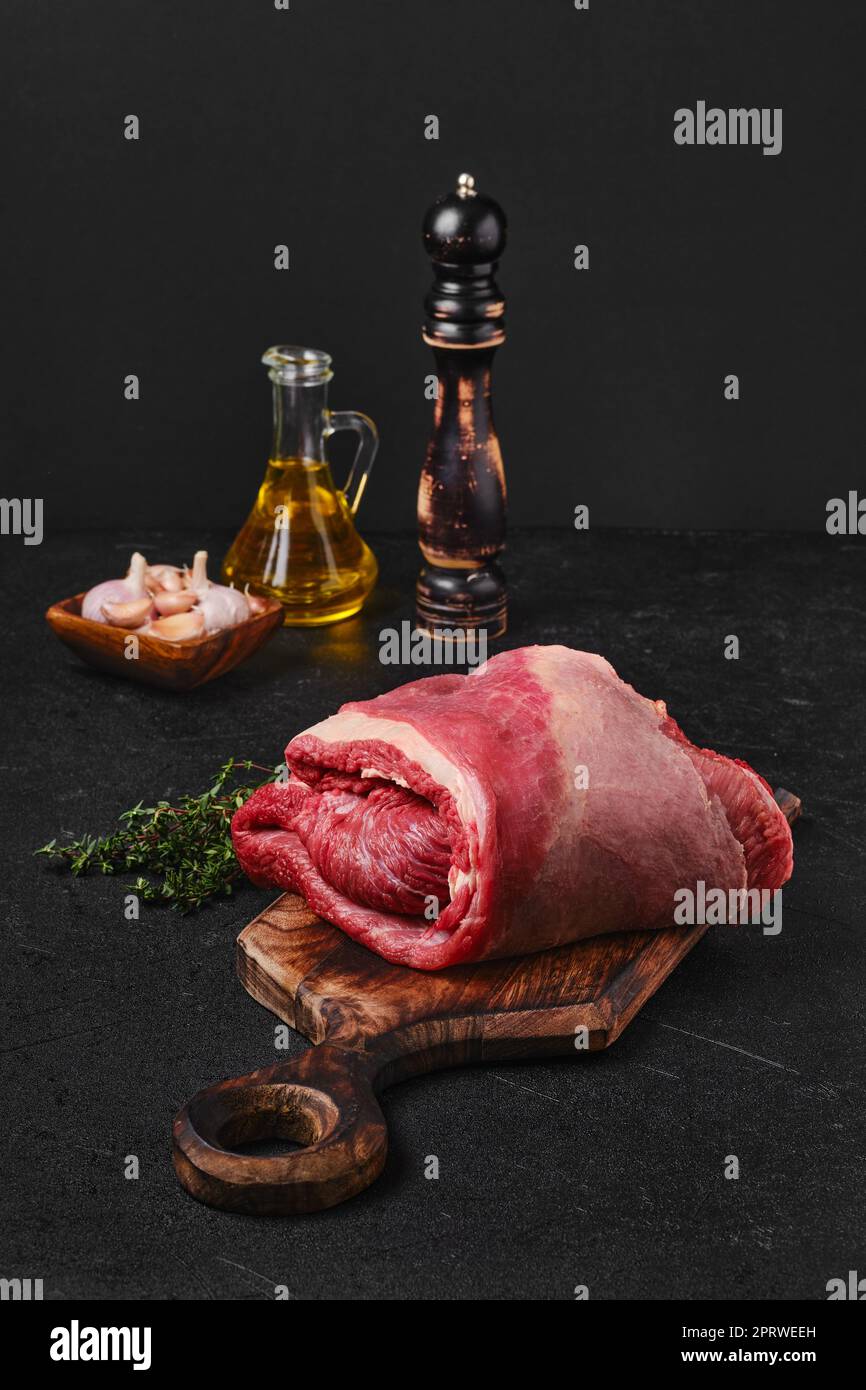 Knochenloser rinderbraten -Fotos und -Bildmaterial in hoher Auflösung ...