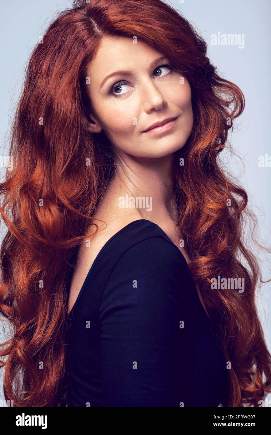 Schwarzer Asiate Mit Roten Haaren
