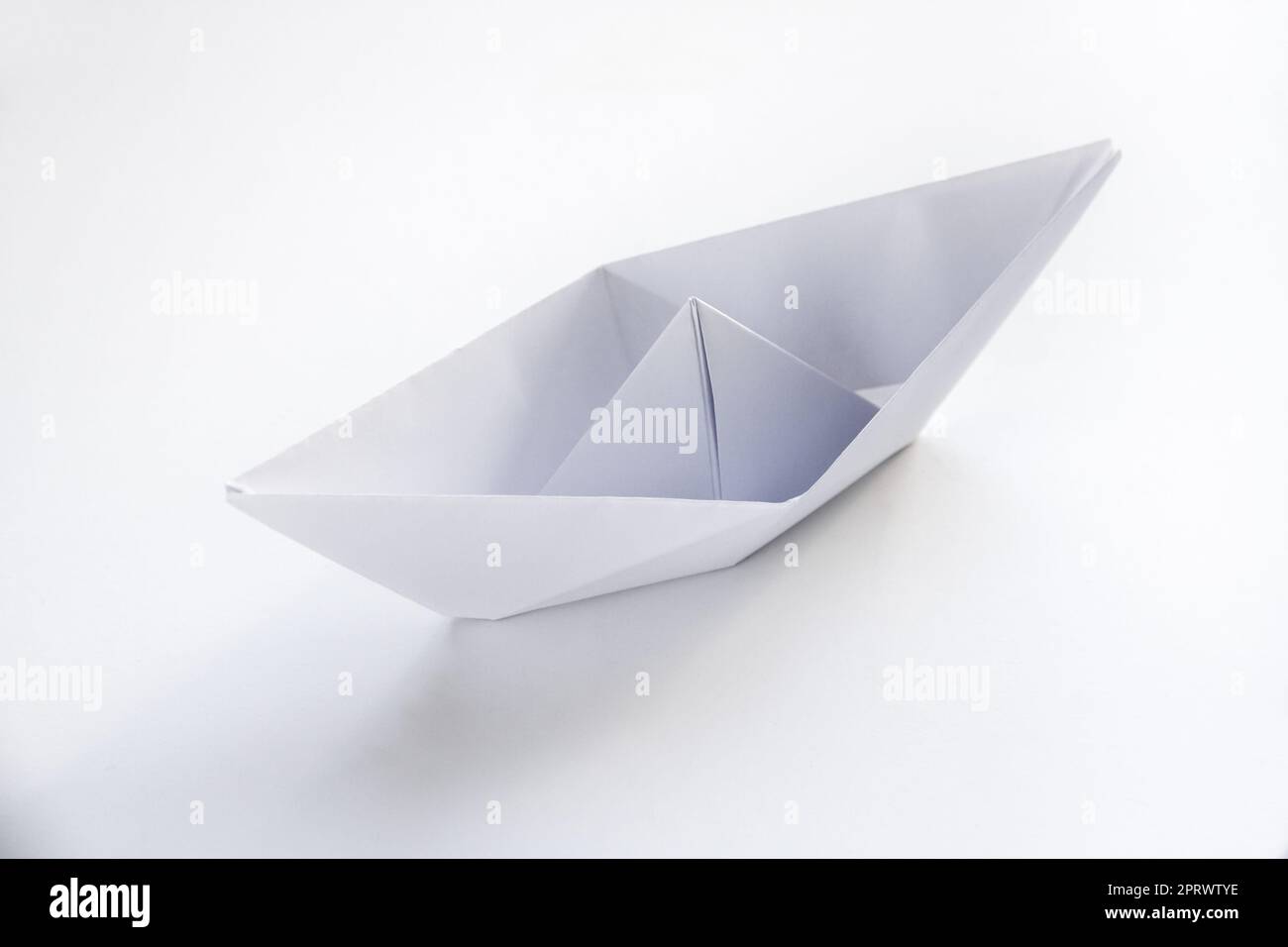 Papierschiff falten -Fotos und -Bildmaterial in hoher Auflösung – Alamy