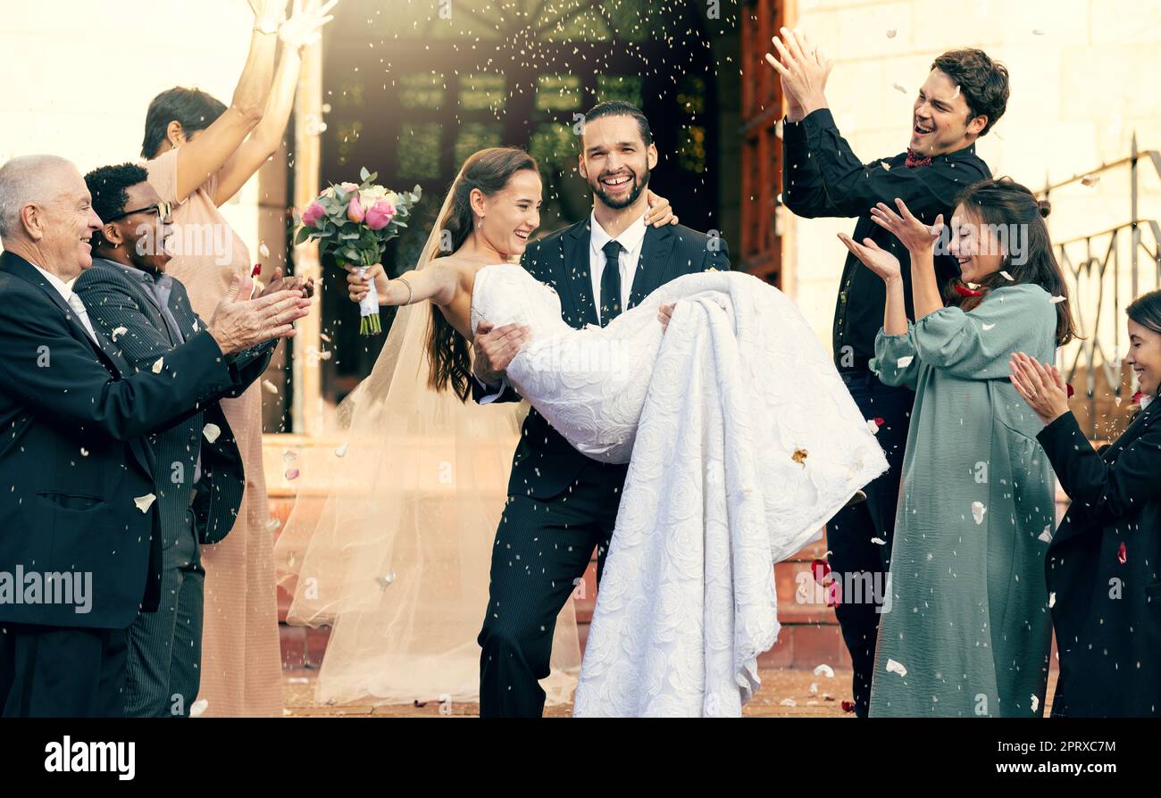 Hochzeit, Liebe und Mann, der eine Frau vor der Kirche trägt, um ...