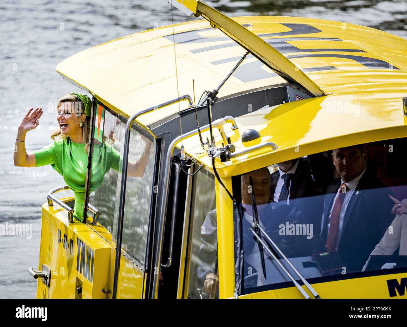 ROTTERDAM - Königin Maxima winkt aus dem Wassertaxi während der Feier ...