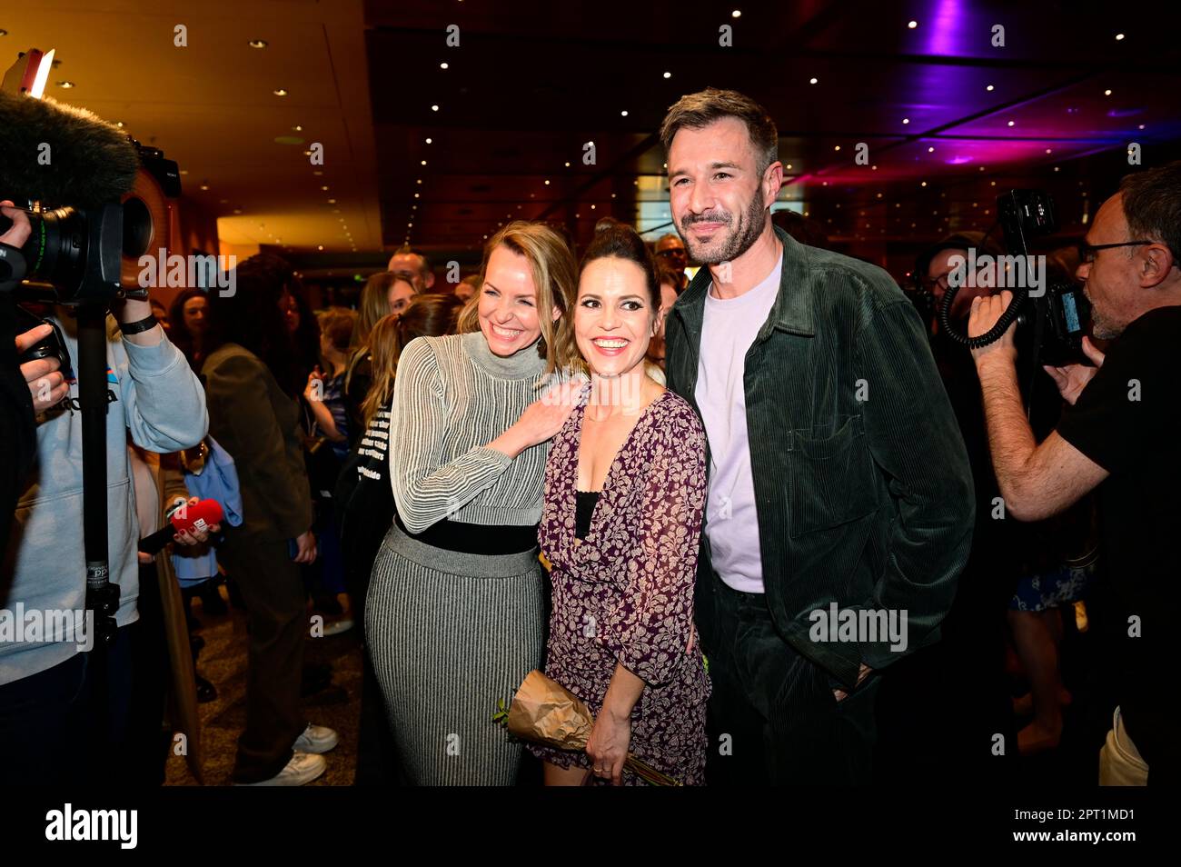 Simone Hanselmann, Birthe Wolter und Jochen Schropp bei der Premiere ...