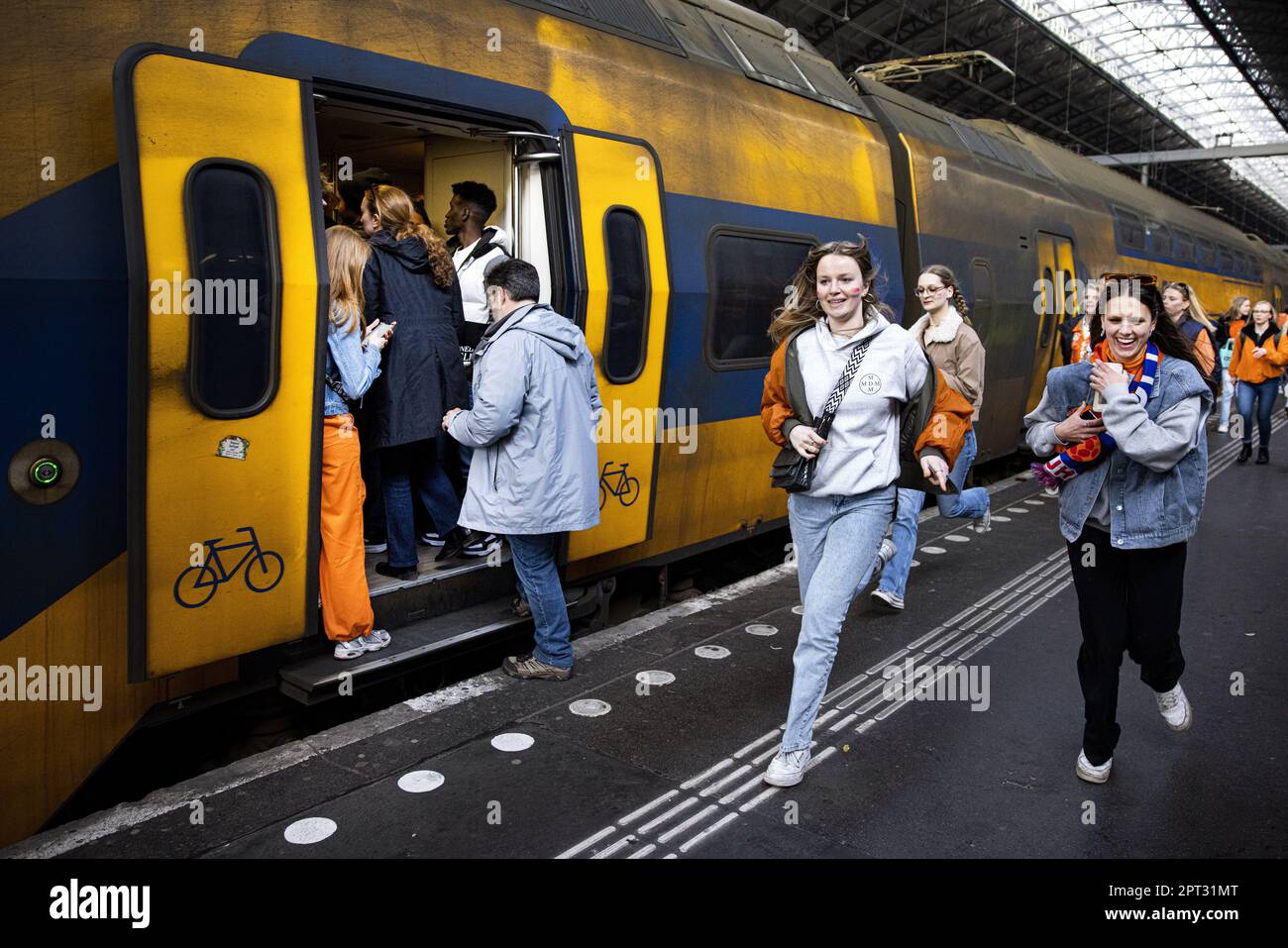 AMSTERDAM - Feier verlassen Amsterdam mit dem Zug am Königstag. Wegen ...