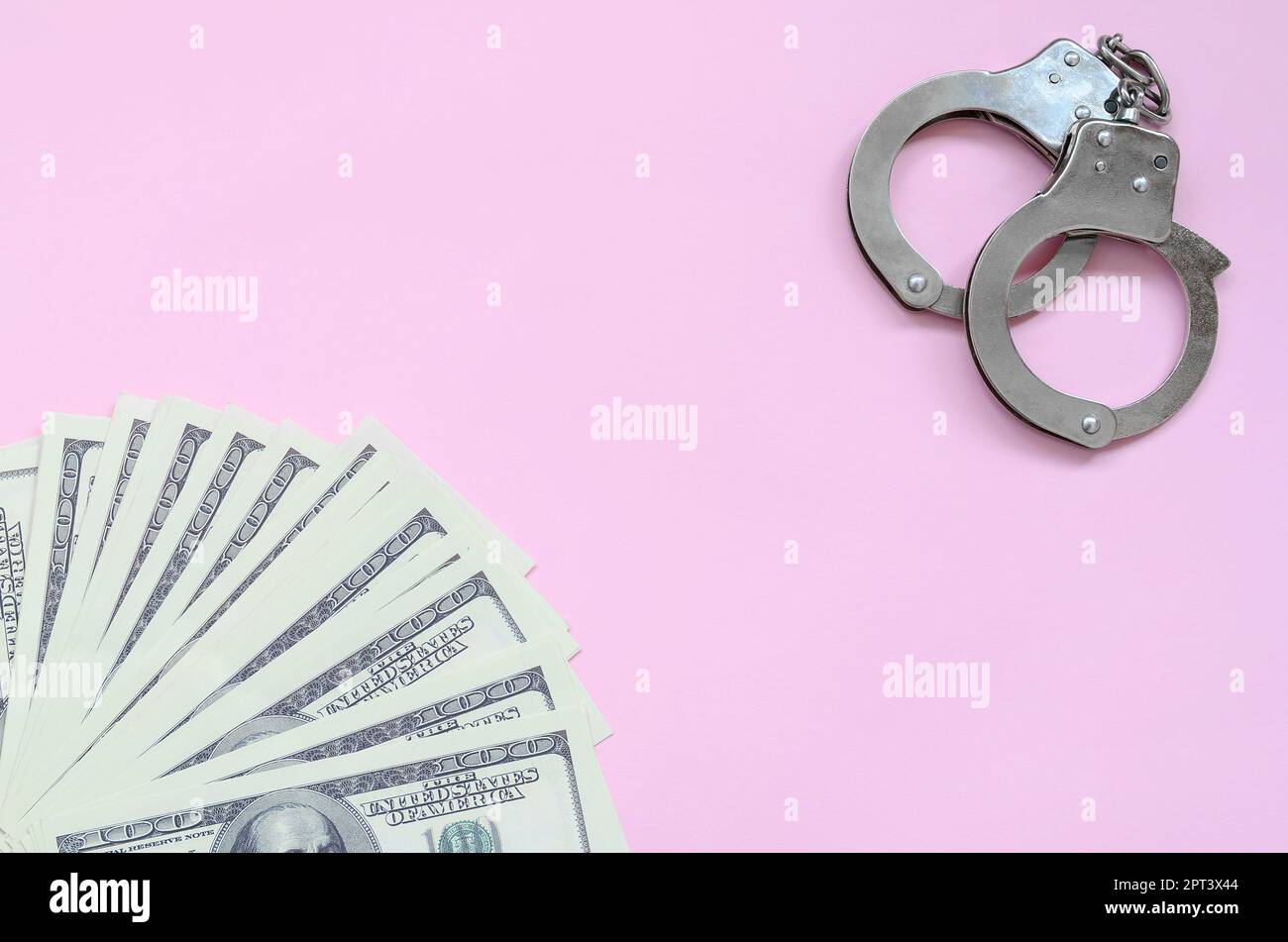 Polizei Handschellen und Hunderte von US-Dollar liegen auf einem ...