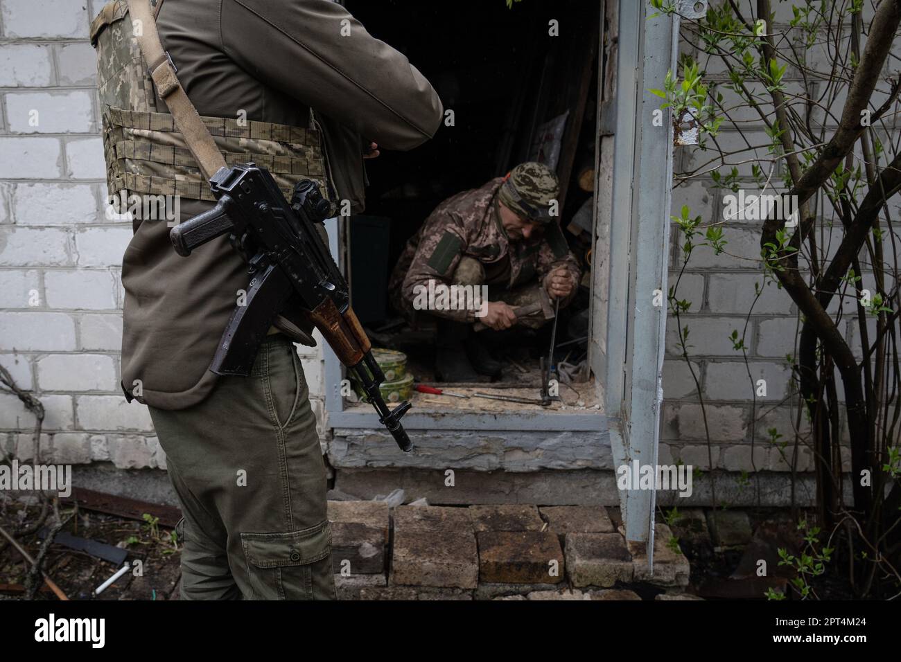 Ein ukrainischer Soldat der 17. Panzerbrigade wird gesehen, wie er ein Stück Metall in der Nähe ...