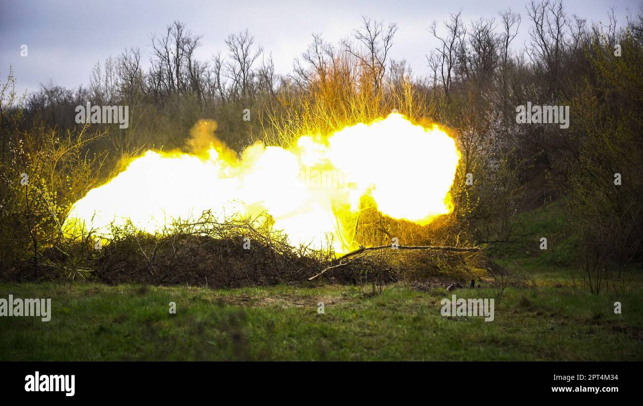 Ein ukrainischer Soldat der 17. Panzerbrigade wird gesehen, wie er Artilleriewaffen von einem ...