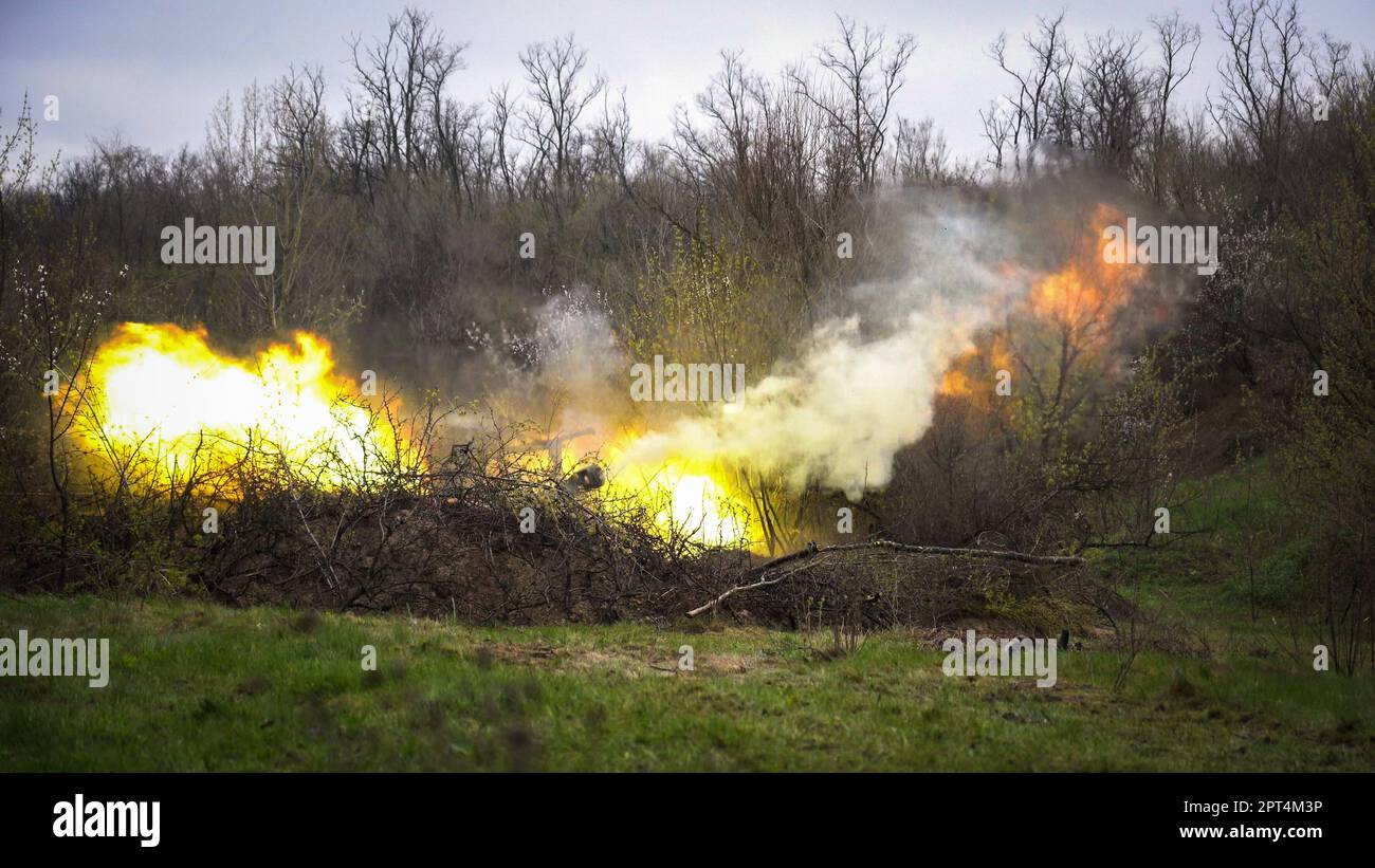 Ein ukrainischer Soldat der 17. Panzerbrigade wird gesehen, wie er Artilleriewaffen von einem ...