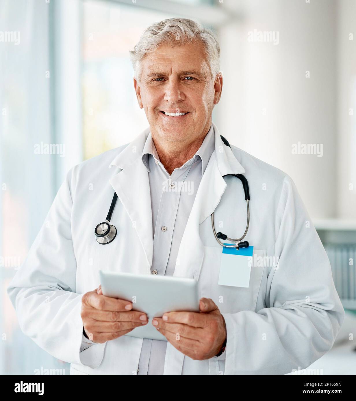 Reifer kaukasischer Experte Arzt lächelt, während er ein digitales ...
