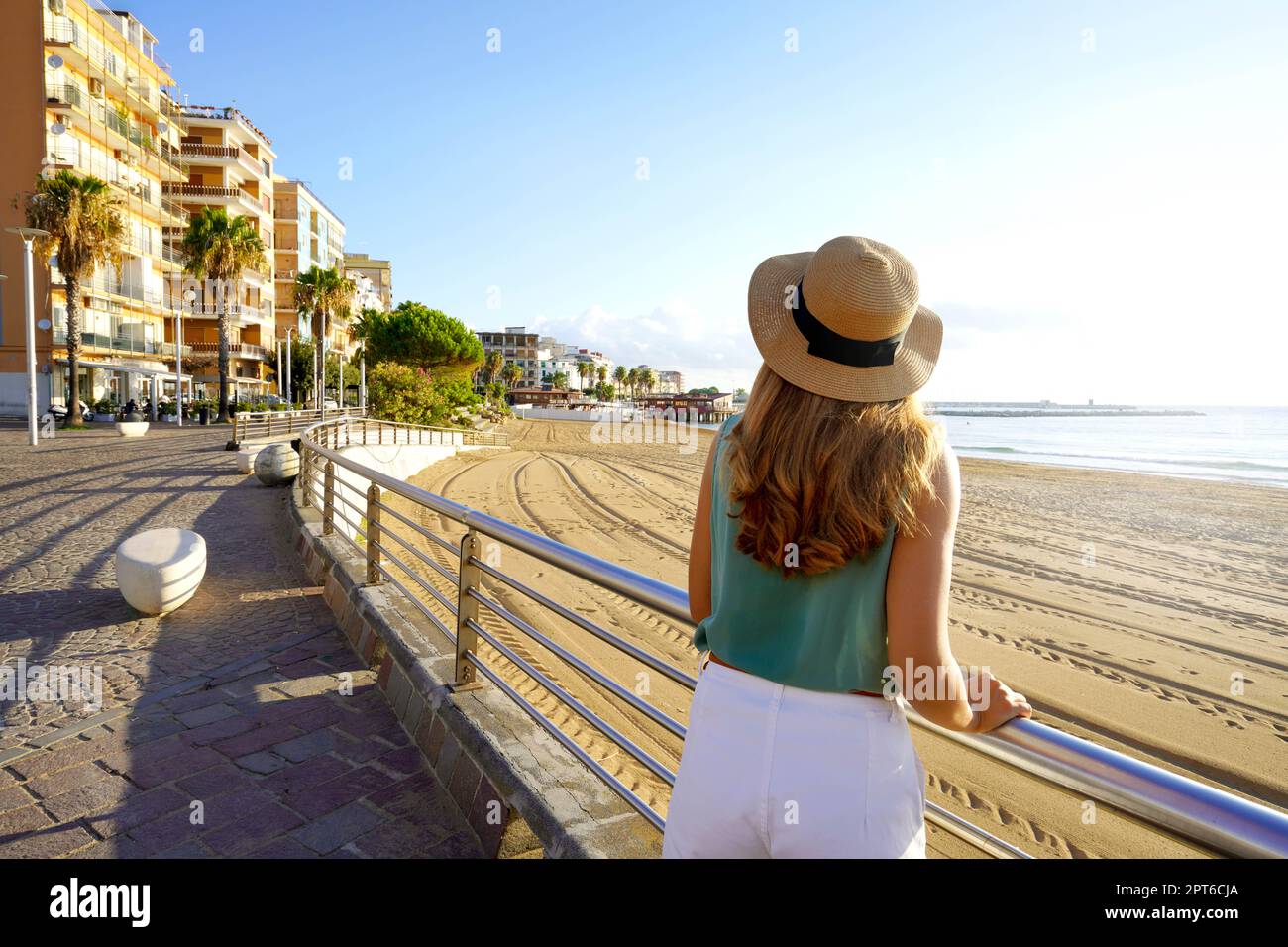 Tourismus in Kalabrien. Rückansicht einer jungen Frau auf der Crotone ...