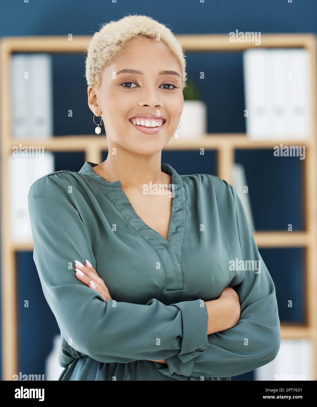 Glückliche, stolze und schwarze Geschäftsfrau, Erfolg eines ...