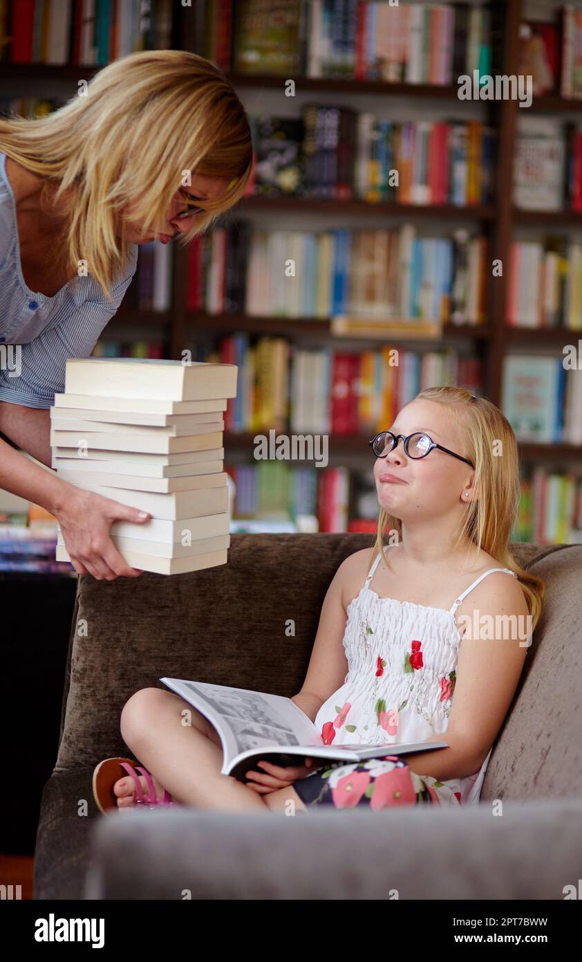 Ich muss das alles lesen. Ein süßes, kleines blondes Mädchen, das besorgt aussieht, wenn jemand ...