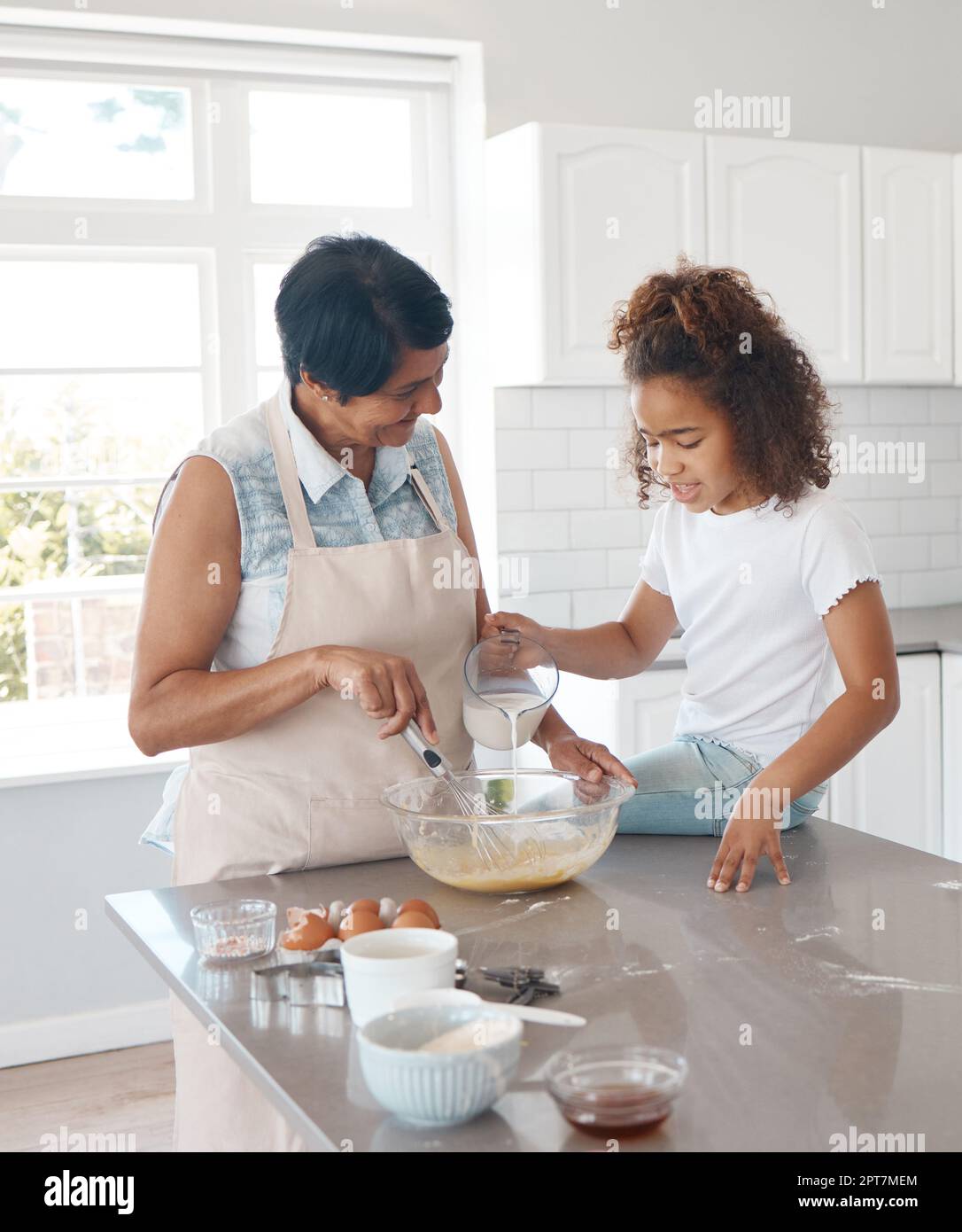 Lass uns eine Überraschung für deine mutter machen. Ein kleines Mädchen ...