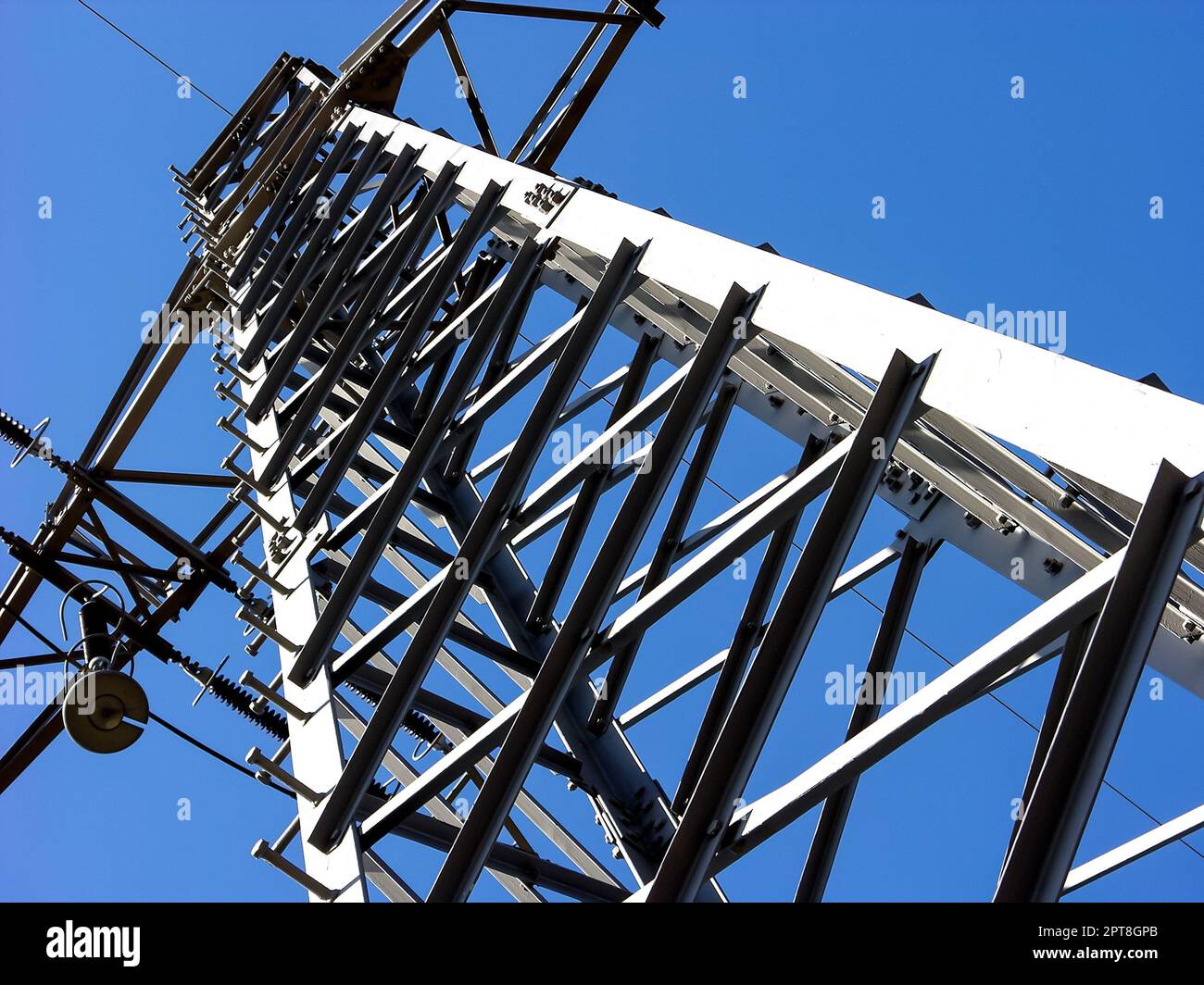 Strommast oder Freileitungsmast zur Stromversorgung und Stromverteilung ...