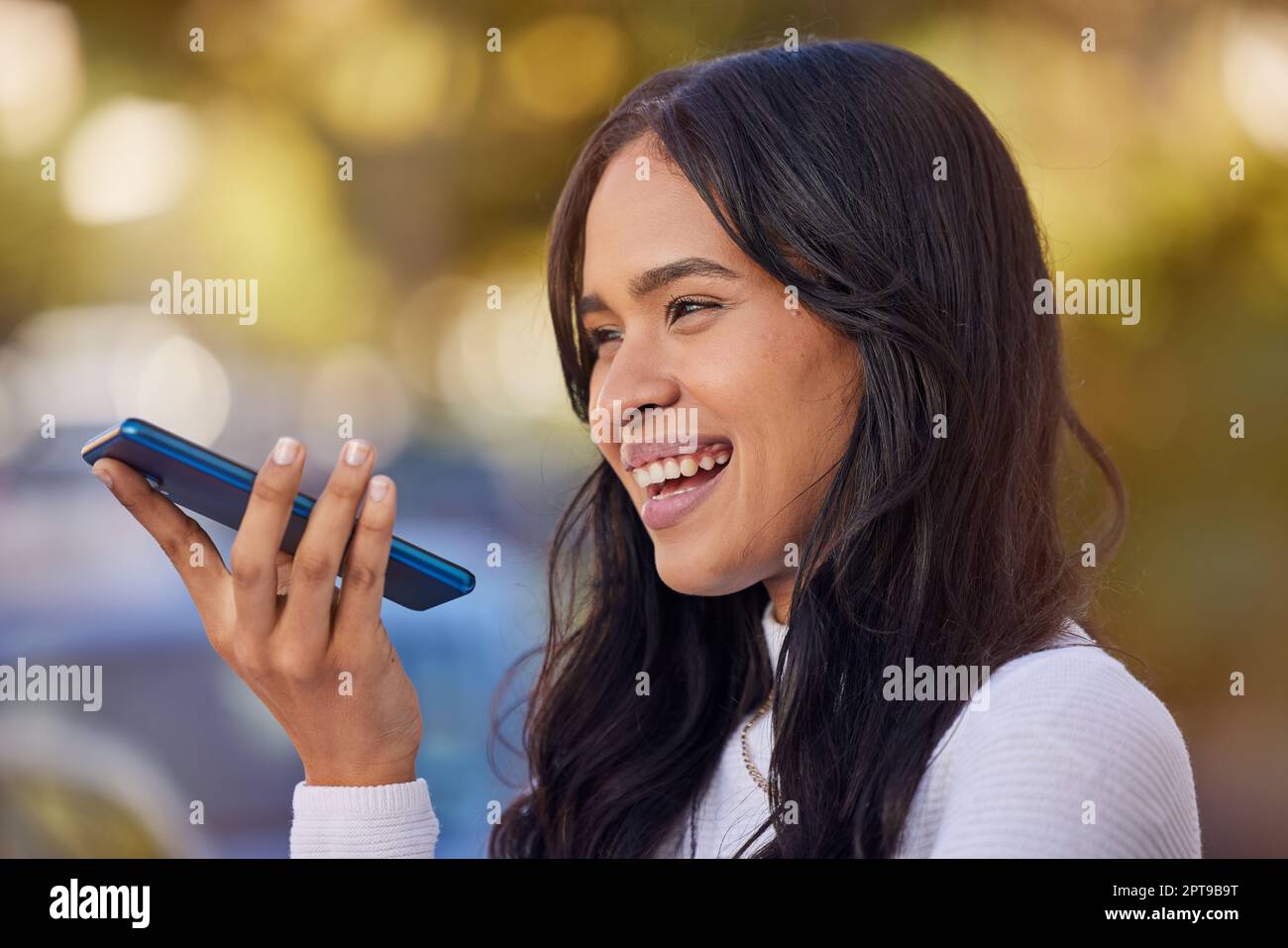 Telefonieren, lächeln und Frau in der Stadt, während sie über ein ...
