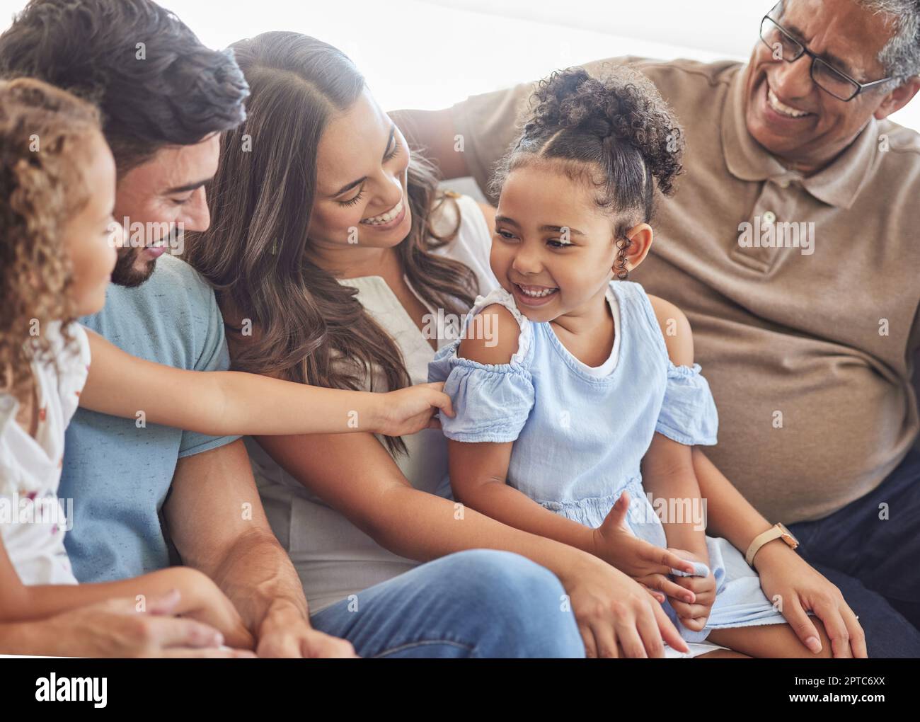 Große Familie, glücklich und Lächeln der Kinder, Mutter und Großeltern ...