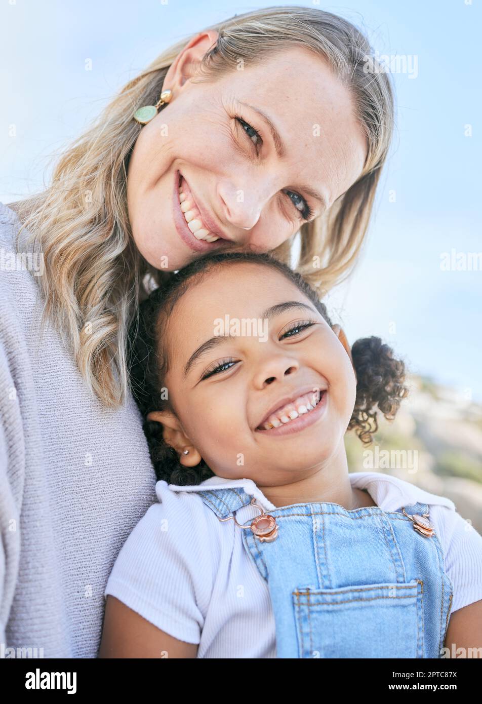 Adoption, Mutter und Mädchen lächeln, glücklich und Bindungen zusammen ...