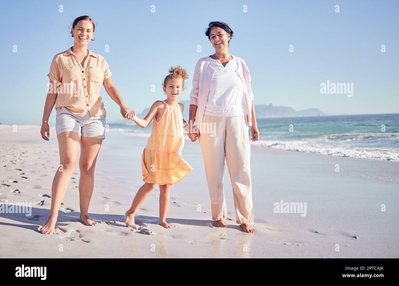 Muttertag, mutter und Kind mit Großmutter am Strand, um Frauen mit ...