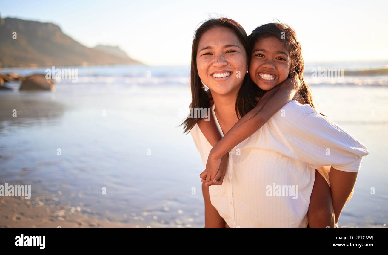 Glückliche Mutter und Mädchen, viel Spaß zusammen am Strand in der Sonne in den Sommerferien ...