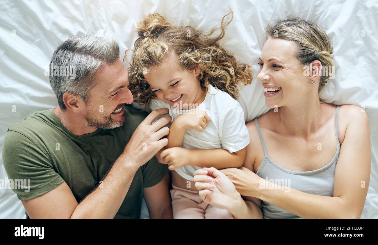 Glückliche Familie, Schlafzimmer und über Kind lächeln, spielen oder genießen Sie die Verbindung ...