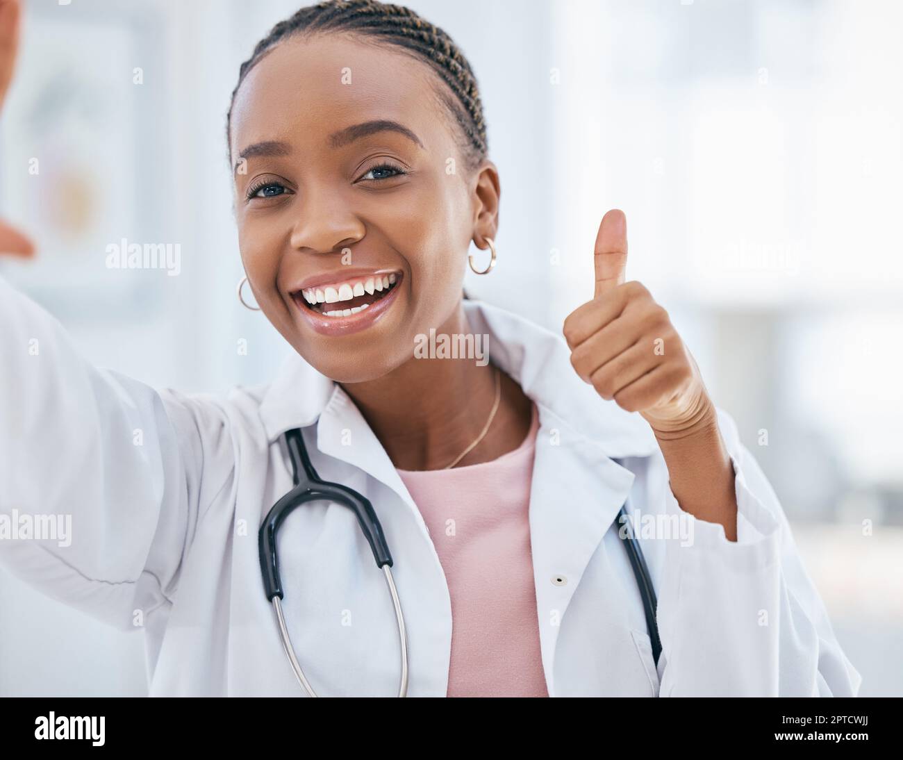 Daumen hoch, Gesundheit und Medizin mit einer schwarzen Frau Ärztin ...