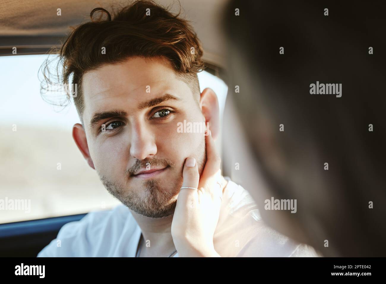 Gesicht, Liebe und Romantik mit der Hand einer Frau auf der Wange ihres ...