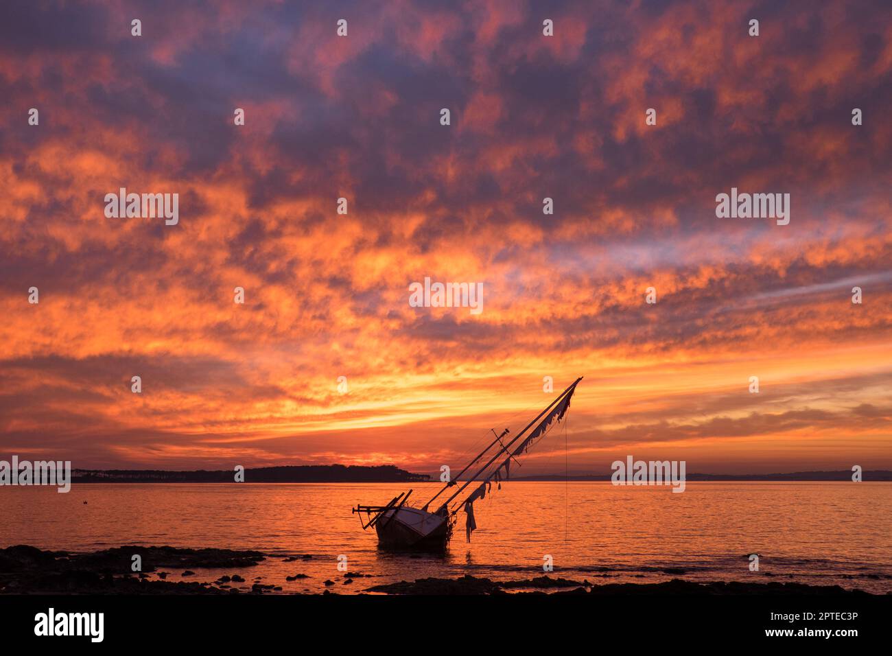 Altes Segelboot, das vor Gorriti Island gestrandet ist, bei ...