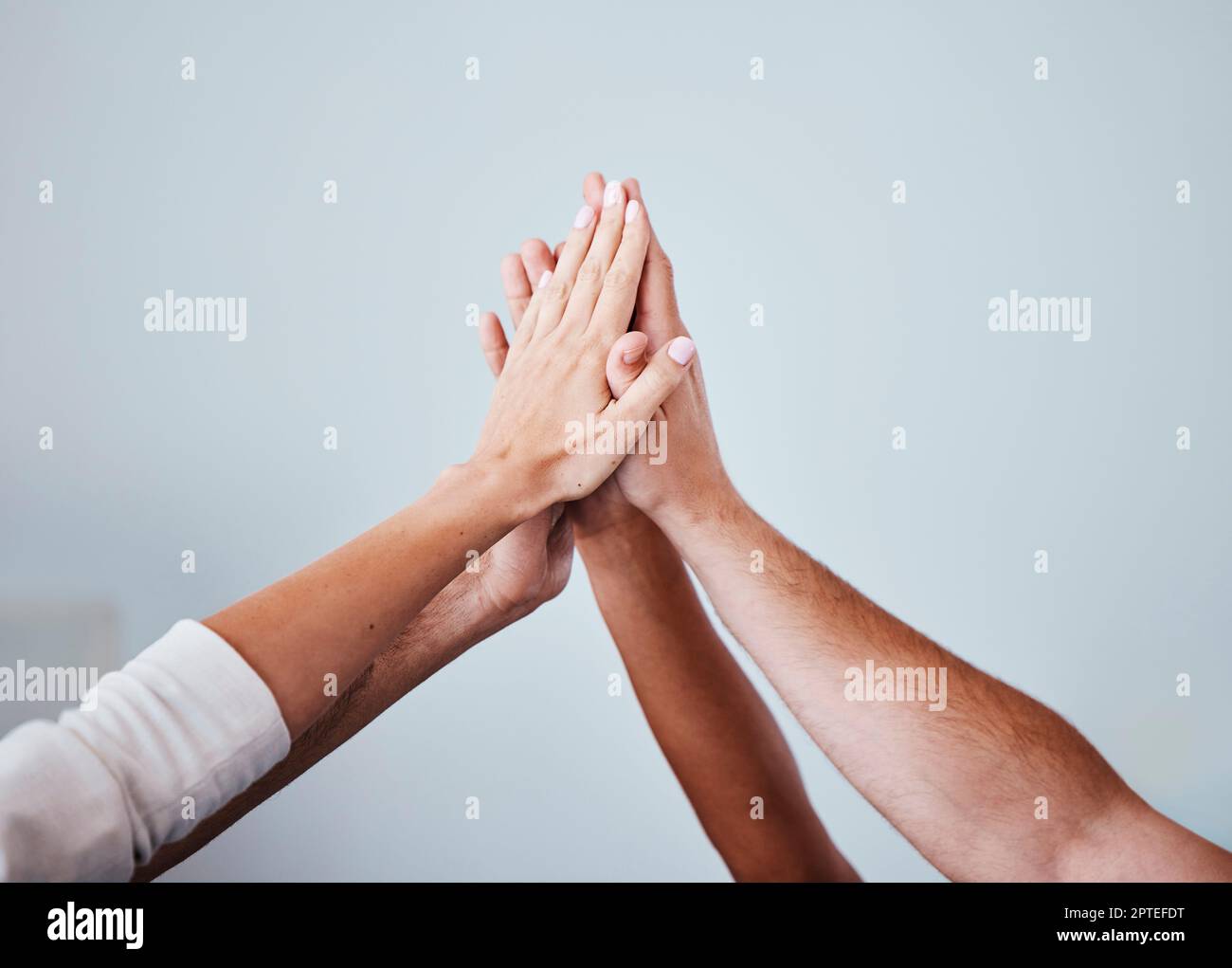High Five, Team und Hände von Menschen feiern Teamarbeit, Team-Building ...