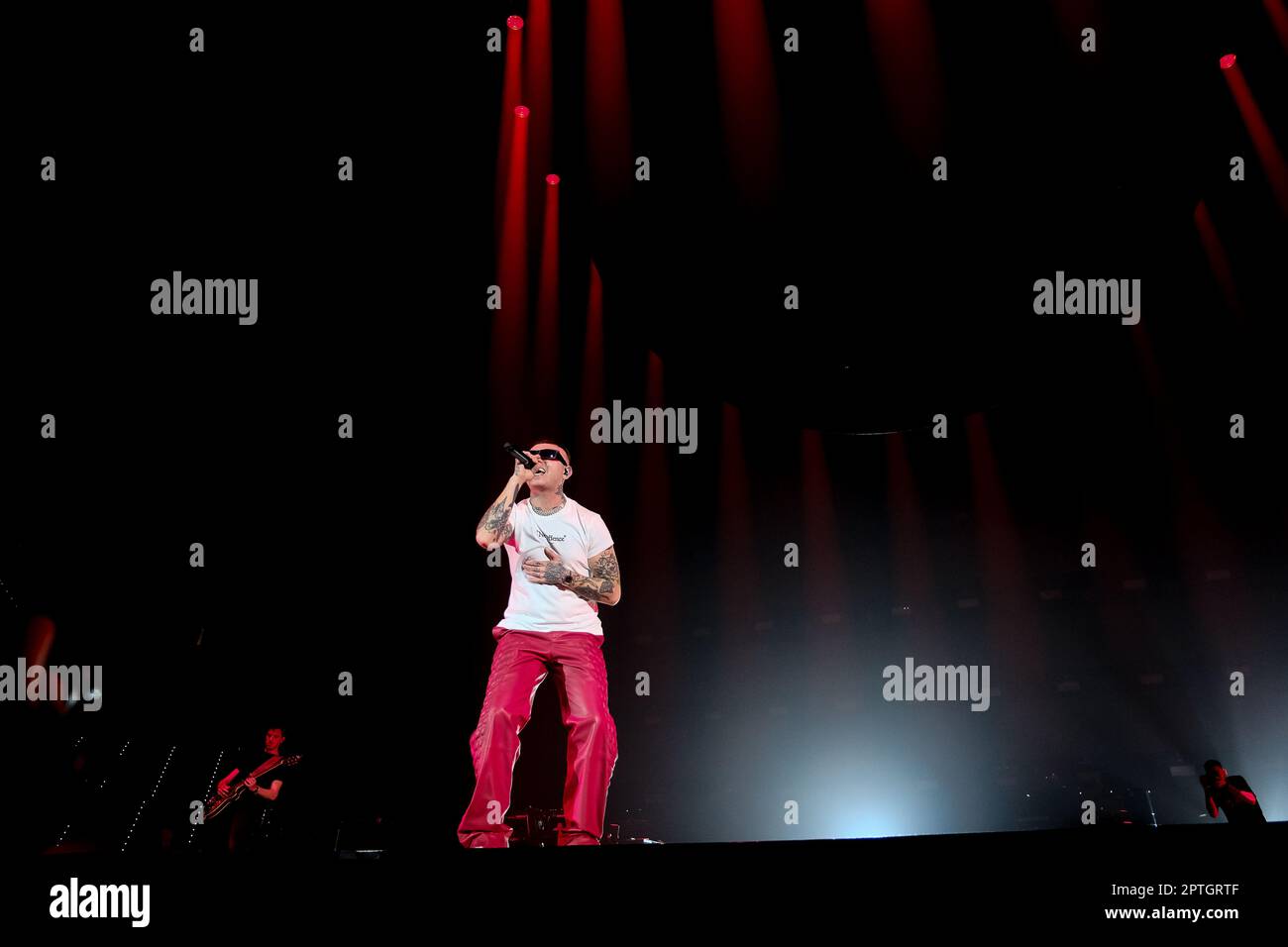 Lazza rapper -Fotos und -Bildmaterial in hoher Auflösung – Alamy