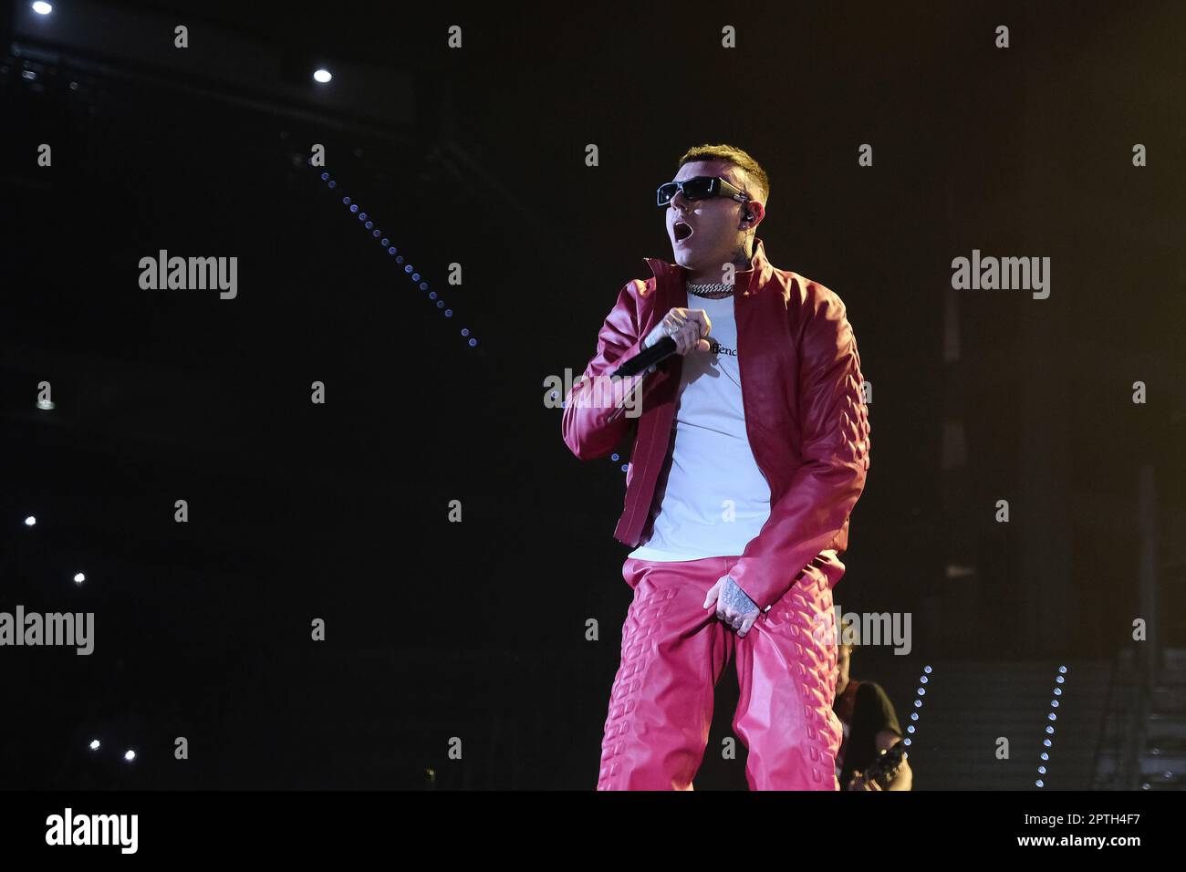 Lazza rapper -Fotos und -Bildmaterial in hoher Auflösung – Alamy