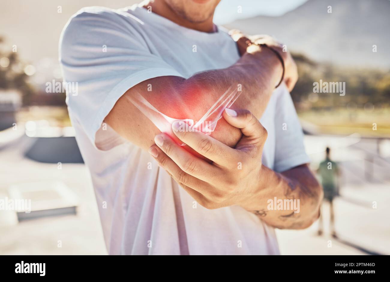 Mann, Gelenkschmerzen und Ellenbogenarthritis in Nahaufnahme im Freien ...