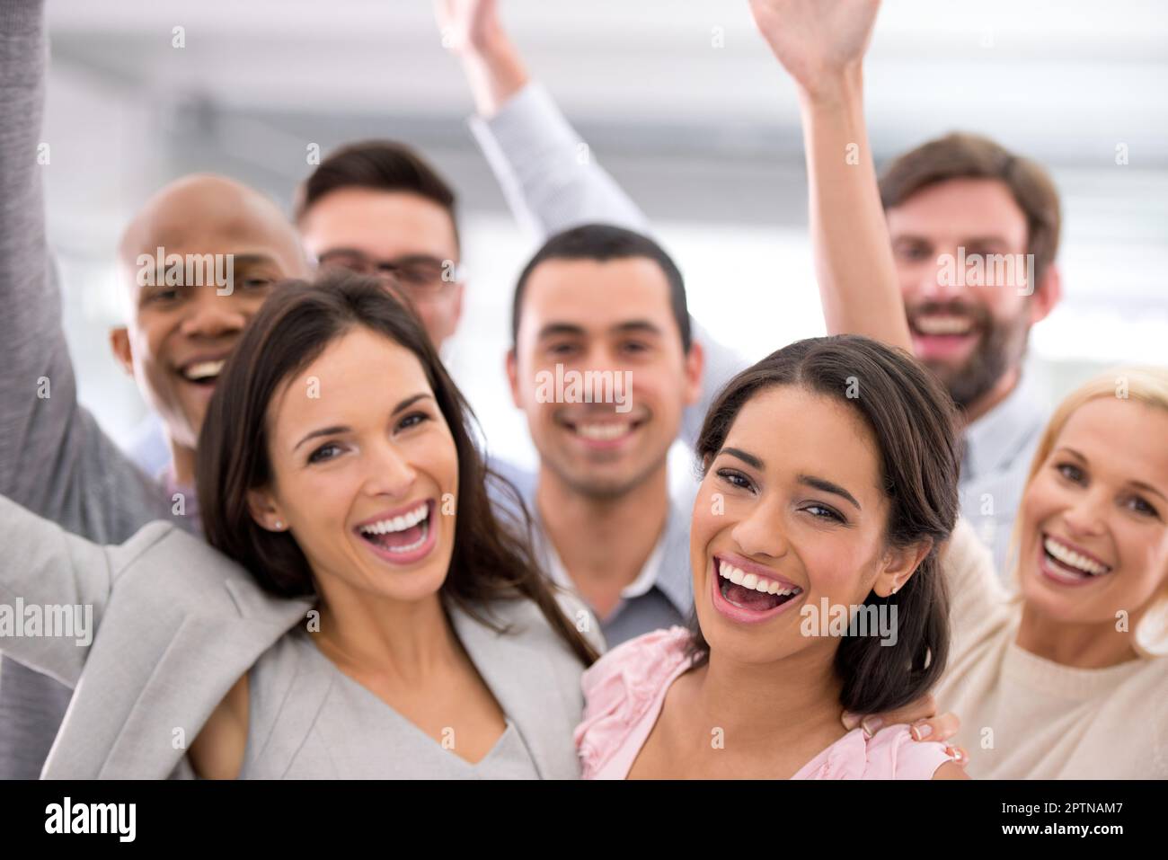 Wir haben es bis zum großen Erfolg geschafft. Eine Gruppe von ...