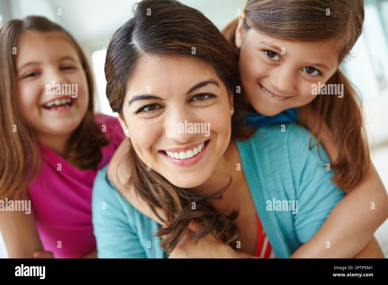 Dafür sorgen, dass sich ihre Töchter so wohl fühlen, dass sie sie selbst sein können. Eine junge ...