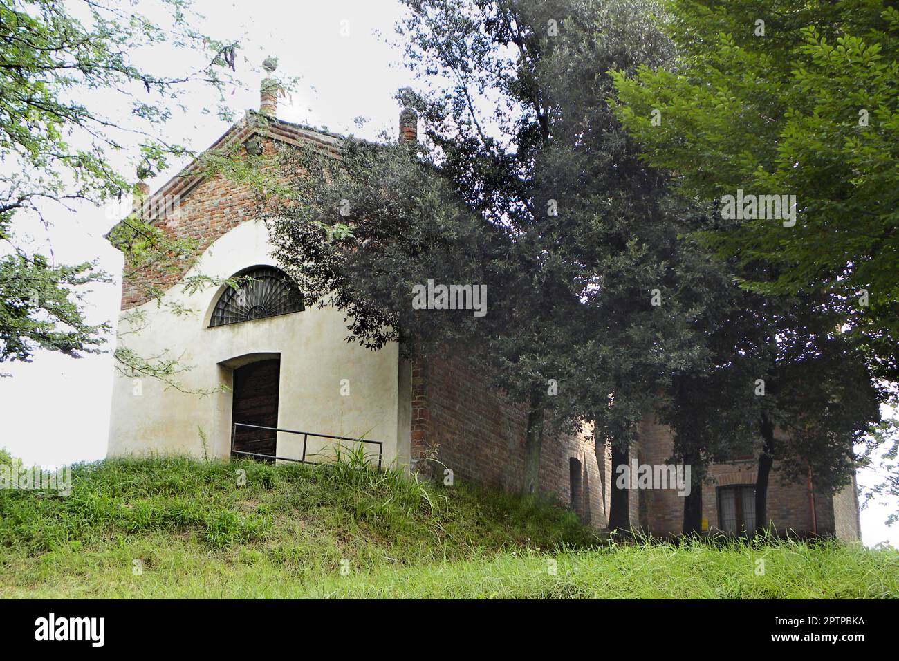 Ehemaliges oratorium des dorfes s maria di montebello -Fotos und ...