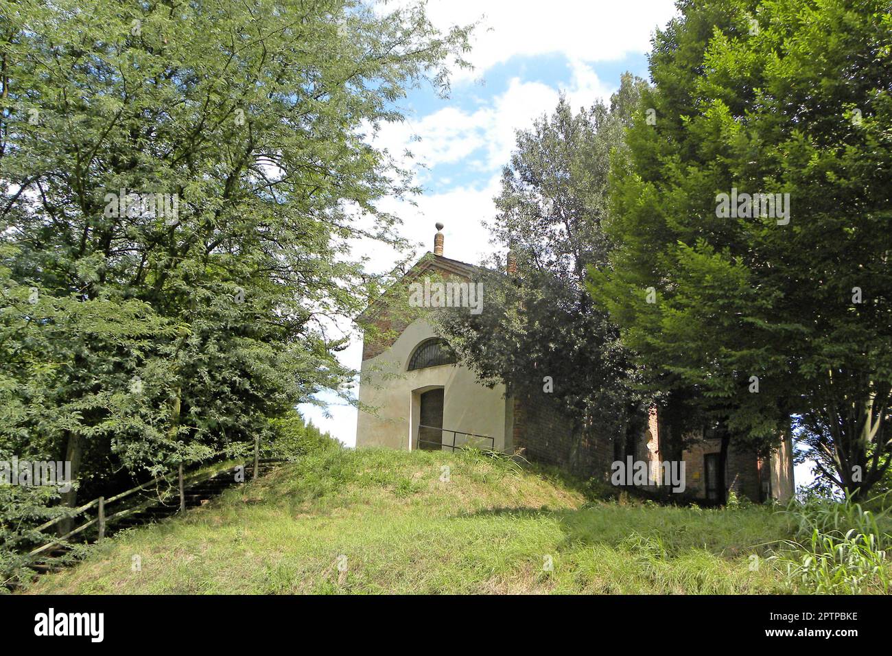 Ehemaliges oratorium des dorfes s maria di montebello -Fotos und ...