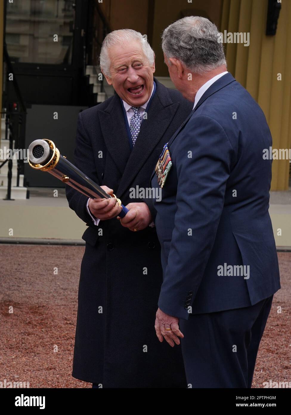 König Karl III. (Links) nimmt am Beginn des australischen Legacy Torch ...