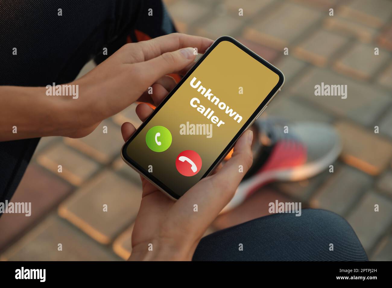 Frau mit Smartphone und einem eingehenden Anruf von einem unbekannten ...