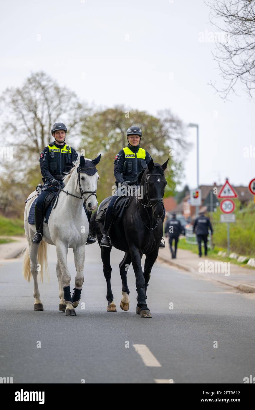 Neu Darchau, Deutschland. 28. April 2023. Polizeireiter Lisa-Marie ...