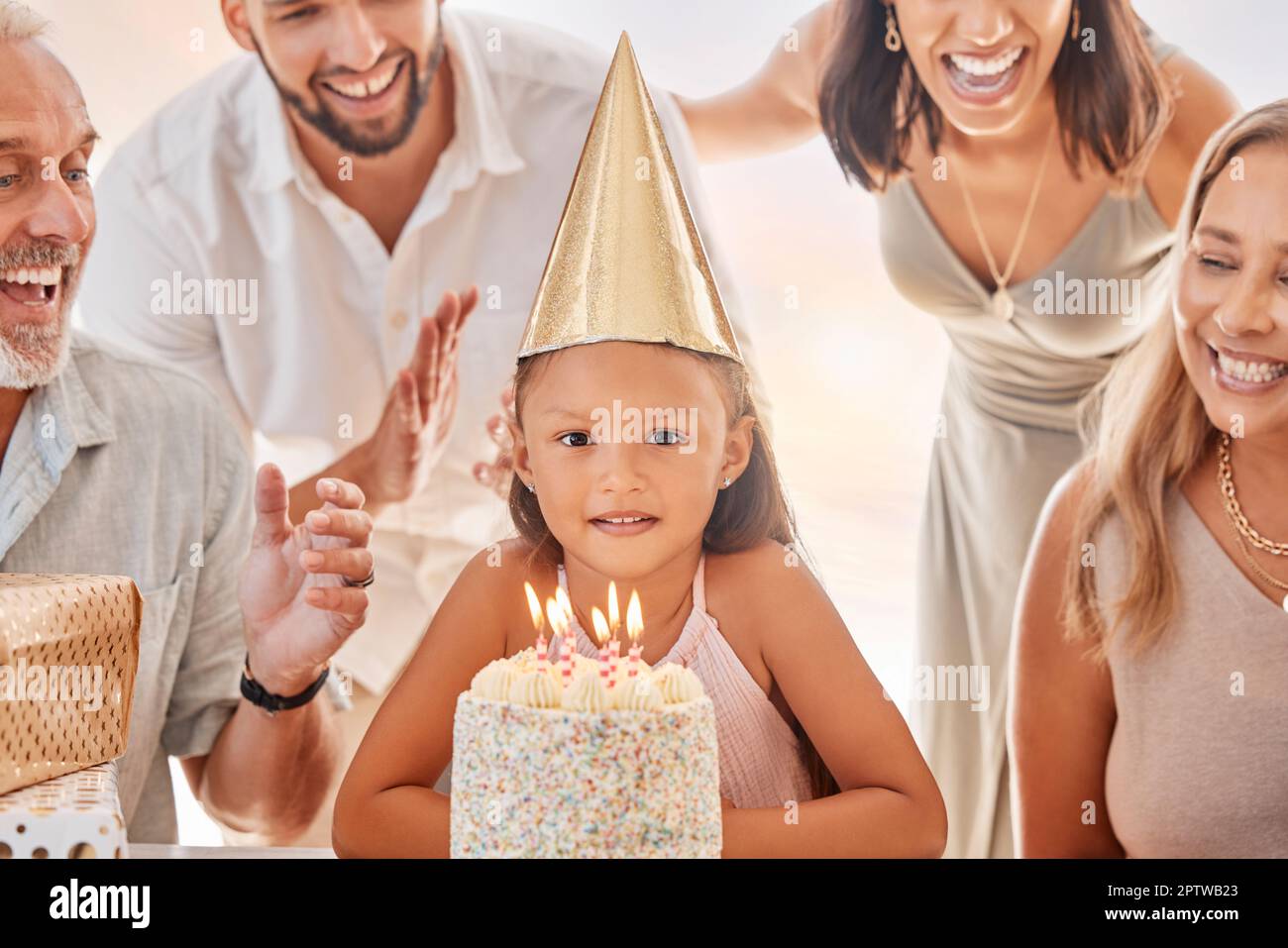 Geburtstag, Kerzen auf Geburtstagskuchen und ein Kind mit großer ...