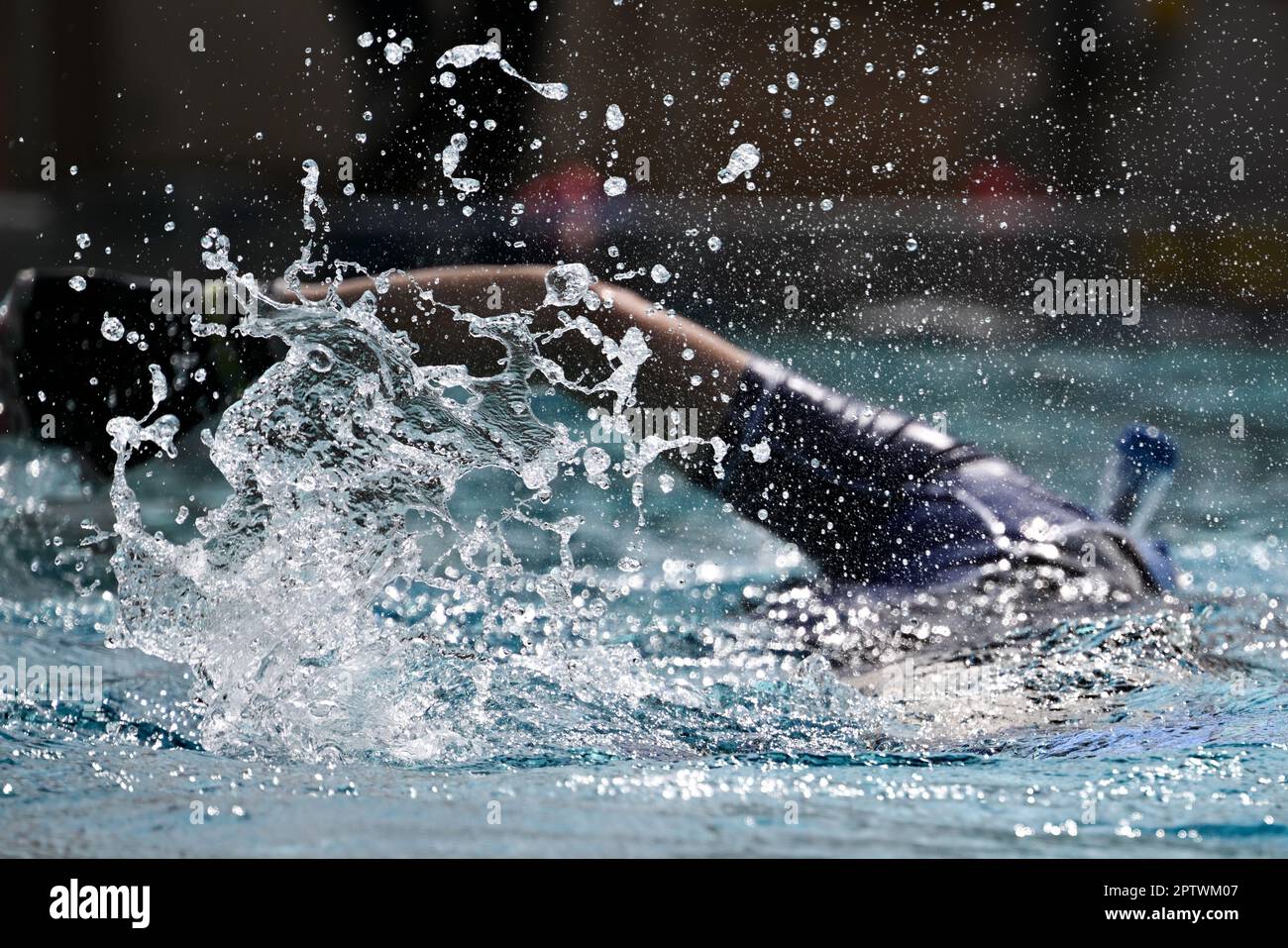 28. April 2023, Hessen, Frankfurt/Main: Ein Schwimmer schwimmt im ...