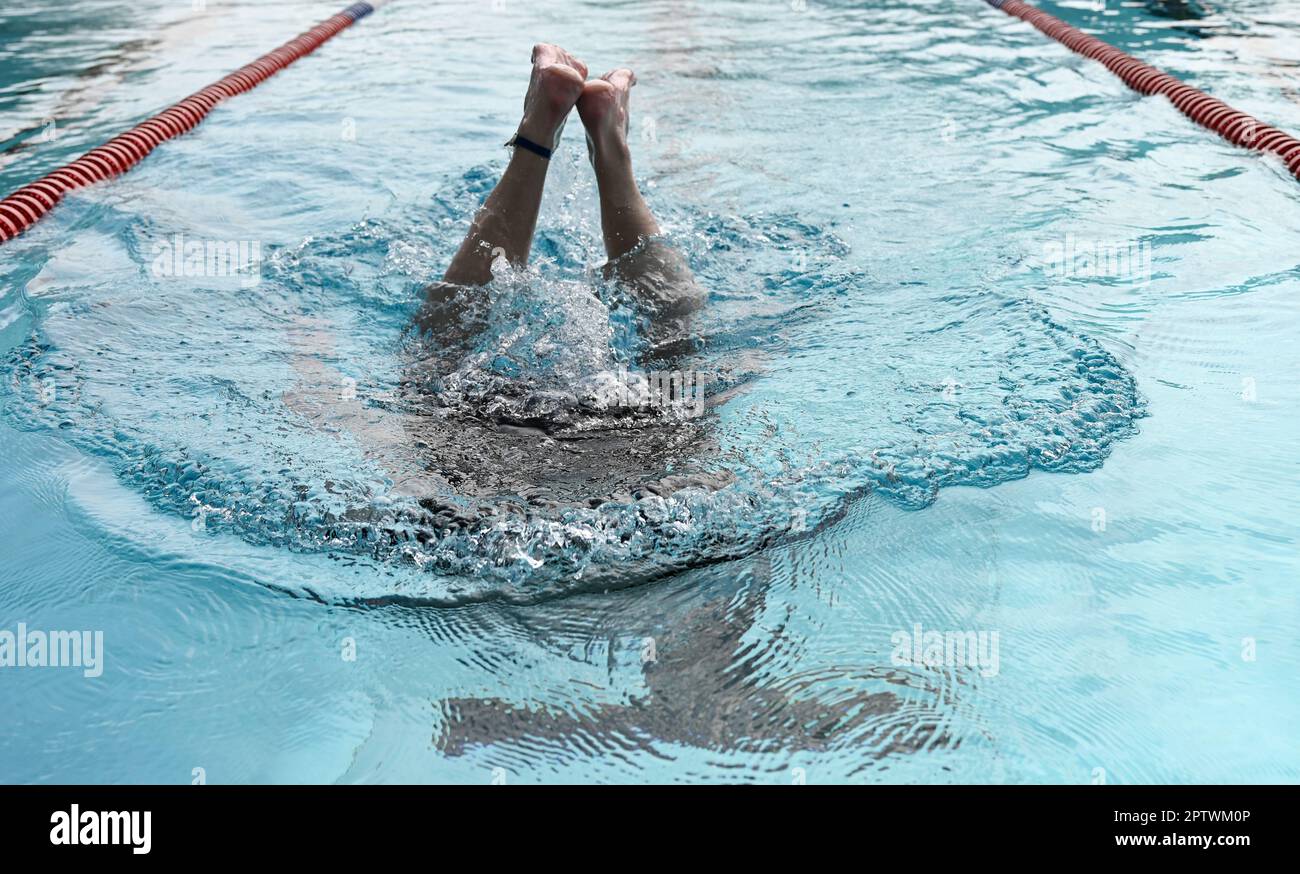 28. April 2023, Hessen, Frankfurt/Main: Ein Schwimmer dreht sich im ...