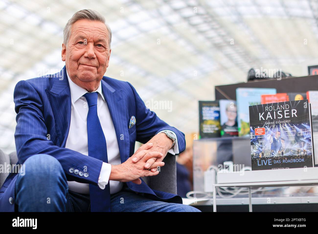Leipzig, Deutschland. 28. April 2023. Popsänger Roland Kaiser spricht ...